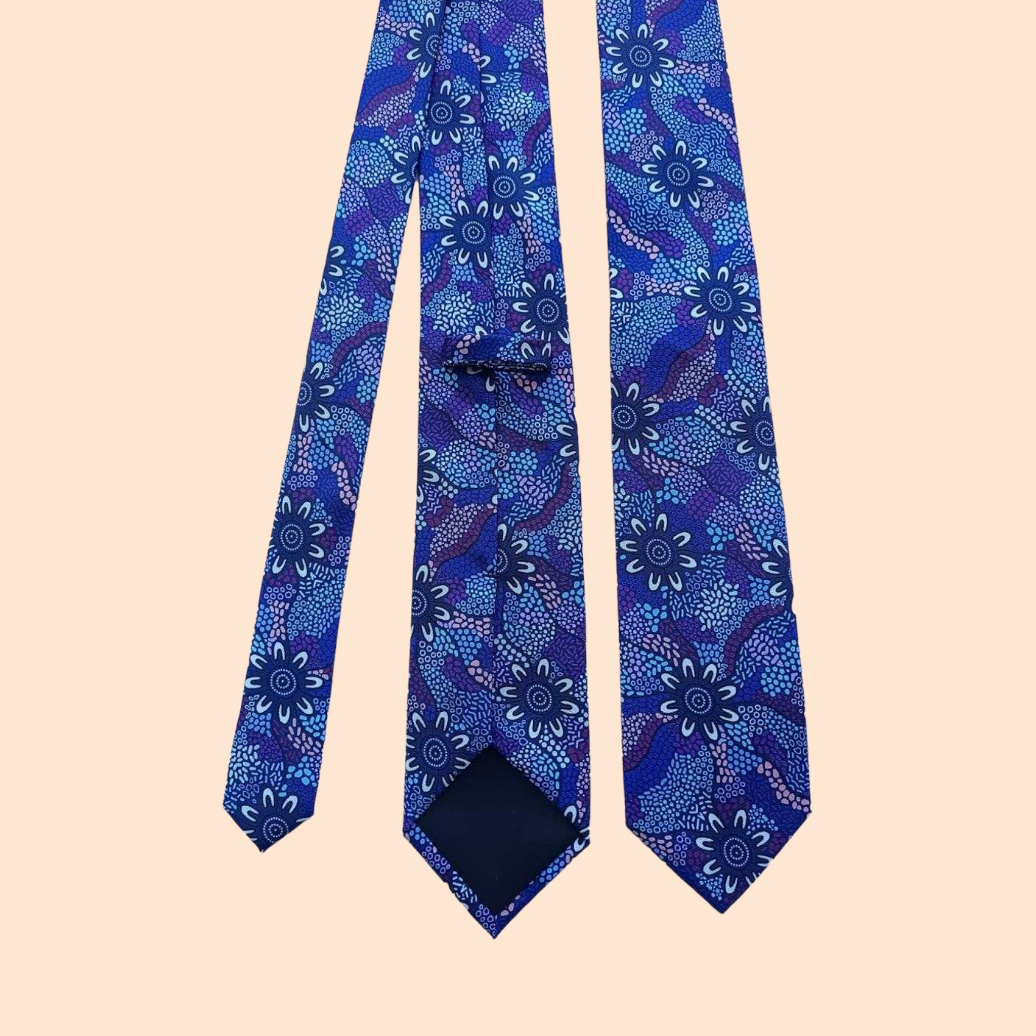 Moort Nyininy (Family Sitting) Aboriginal Tie – Kaarli